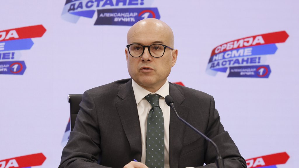 LIDER SNS MILOŠ VUČEVIĆ PORUČIO LALIĆEVOJ: Rođen sam u Novom Sadu i ...