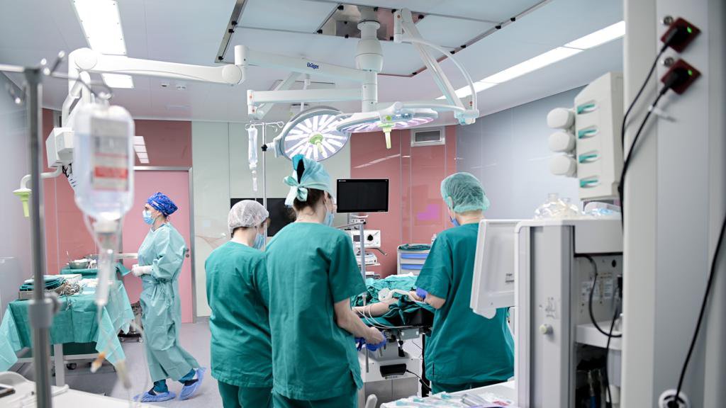 USPEŠNA OPERACIJA U TIRŠOVOJ SA ŽIVOG DONORA: Devojci (18) presađen ...