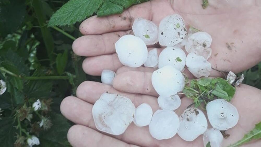 Gradonosni oblaci sa juga preselili se u OVAJ deo Srbije: Kiša raznela ...