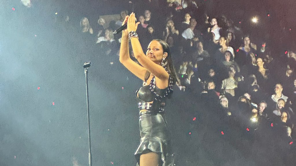 'TRESEM SE, RUKE MI SE ZNOJE' Prija u stajlingu od 9.000 evra izgrmela na trećem koncertu, njeno ...