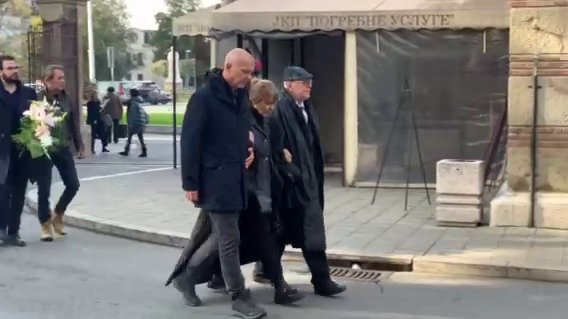 VESNA TRIVALIĆ GRCA U SUZAMA! Glumica slomljena od bola došla da se oprosti od kolege Lauševića ...