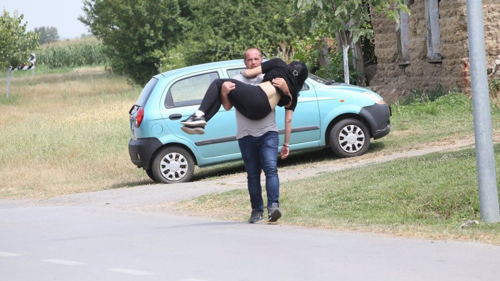 SAMO SE SRUŠILA! Potresne scene na groblju u Kovilju - NOINA MAJKA PALA U NESVEST, NIJE MOGLA DA ...