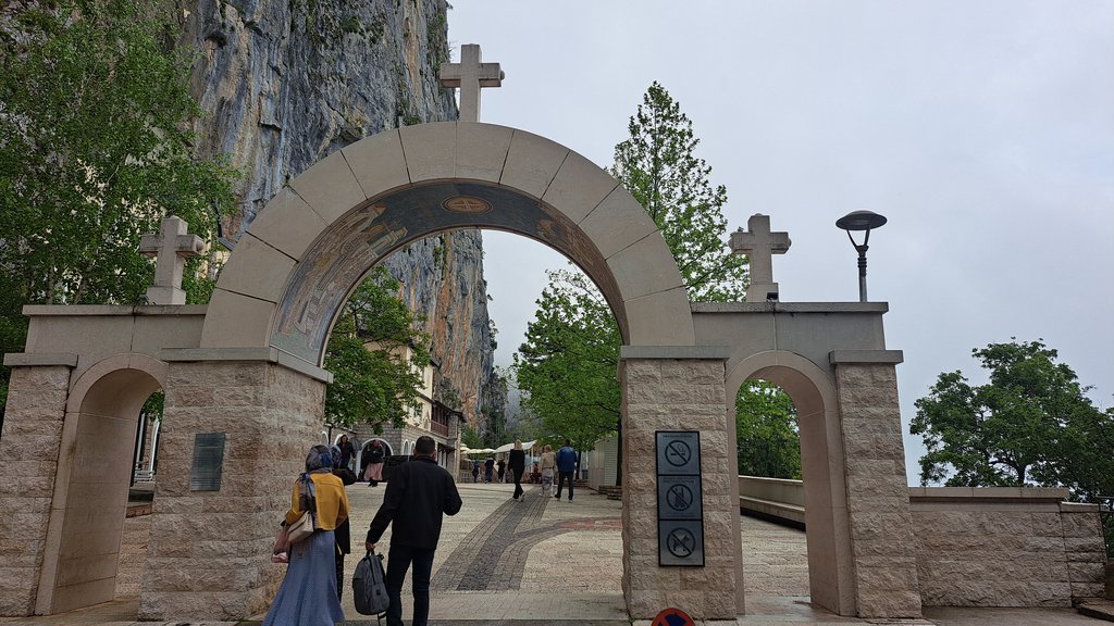 Sin je umesto u bolnicu, odveo pod Ostrog: Boško se danas prvo prekrsti, pa ispriča šta se ...