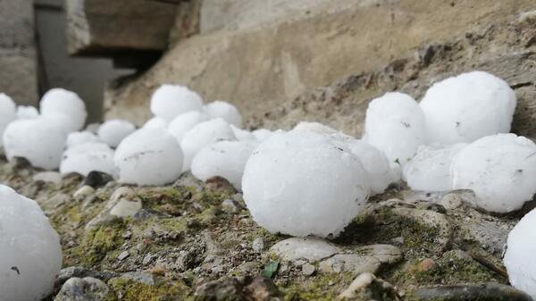 U VALJEVU PADA GRAD! Stižu snimci SA SVIH STRANA, padaju kuglice velike ...