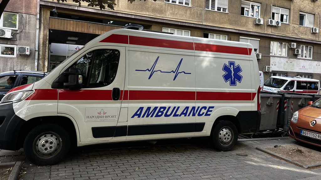 PRETUČENO DETE U NOVOM BEOGRADU: Sa teškim povredama prevezeno u bolnicu | pink.rs