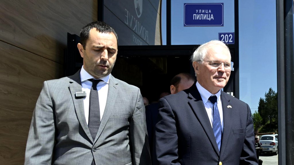 Divac i Hil obišli radove na razminiranju terena aerodroma "Ponikve ...