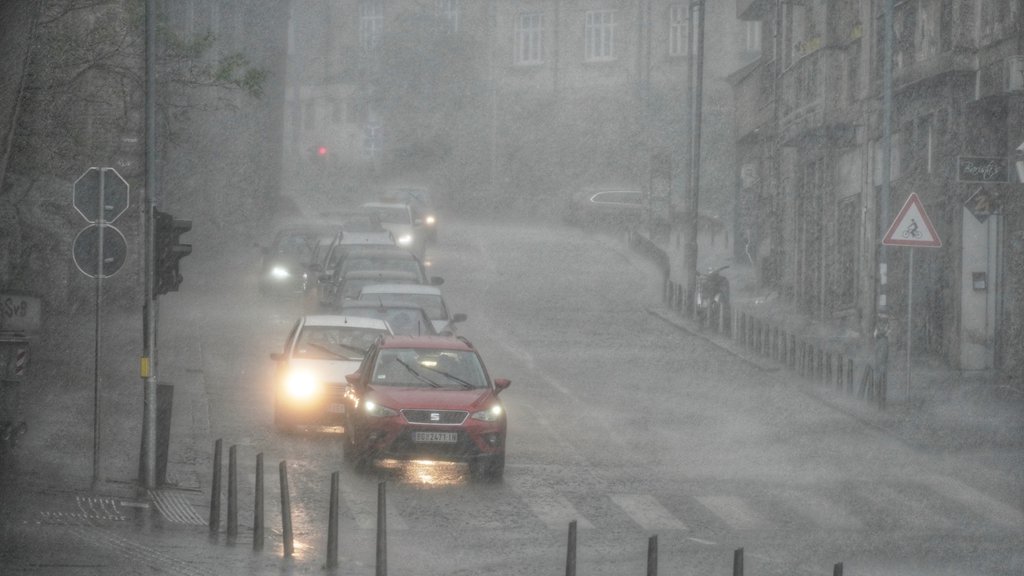 OLUJA RAZARA HRVATSKU, VETAR NOSI DELOVE ZGRADE: Objavljeni jezivi snimci iz Poreča i Novigrada ...