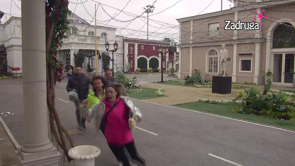 STAMPEDO U ZADRUZI! Učesnici hitno istrčali iz Bele kuće čim su čuli pismo, a one su PREKRŠILE ...