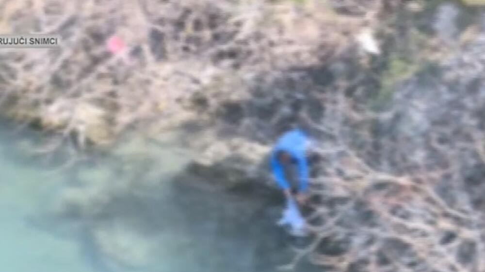 POJAVIO SE SNIMAK SPASAVANJA BEBE IZ MORAČE: Pogledajte kako je heroj ... POJAVIO SE SNIMAK SPASAVANJA BEBE IZ MORAČE: Pogledajte kako je heroj ...