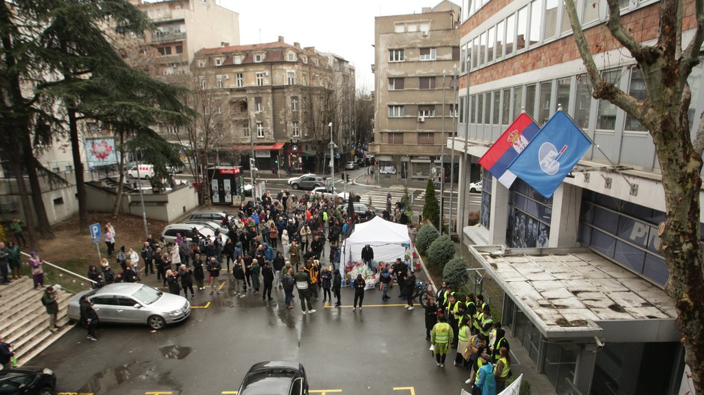 Studenti i dalje blokiraju Javni servis Srbije, obustavljen saobraćaj u Takovskoj ulici | pink.rs