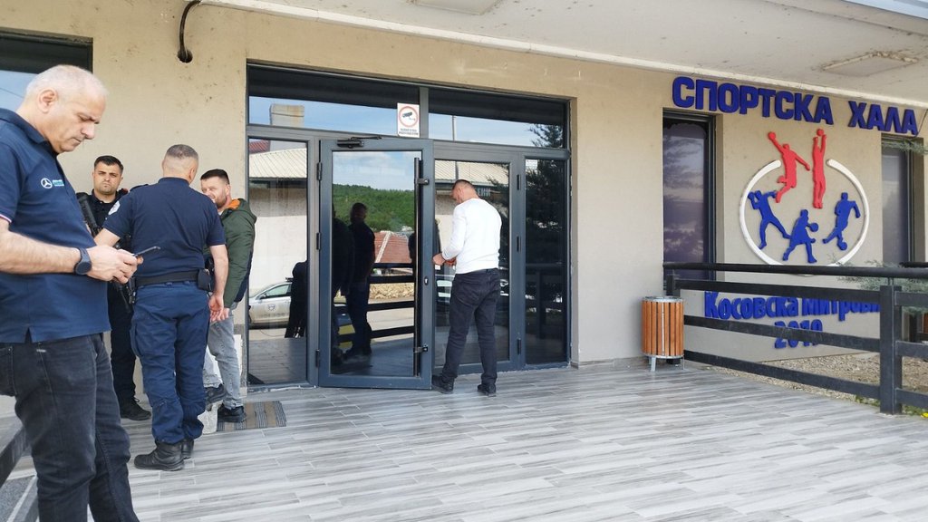 Kurtijeva policija malopre je upala i u Halu sportova u Kosovskoj Mitrovici Prekinula trening ...