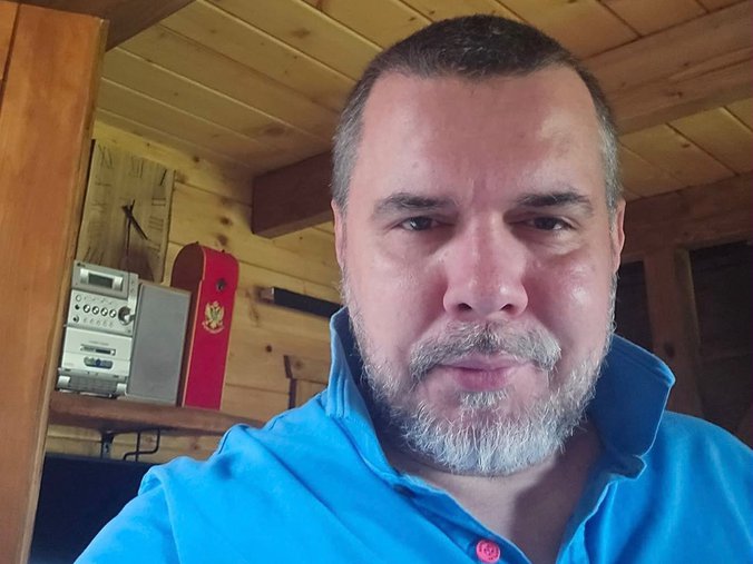 Folk pevač se lečio na psihijatriji, umislio je da je svoja strina ...