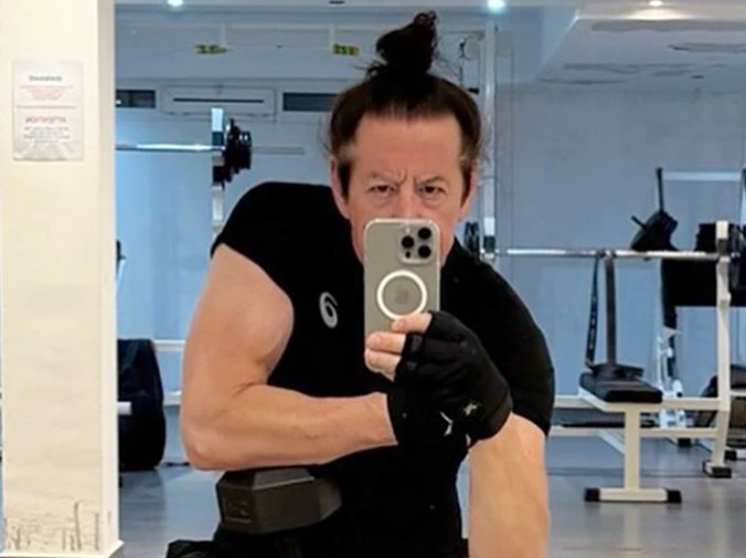 POZNATI PEVAČ SE 20 GODINA BORIO ZA POTOMSTVO! Sa suprugom ima skladan ...