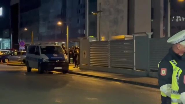TENZIJE U SARAJEVU! Policija oko zgrade Vlade Republike Srpske, Dodik i dalje unutra! Pokušaj ...