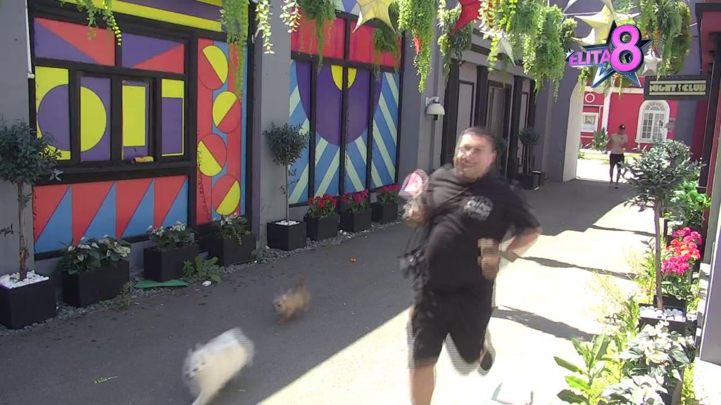 HORDA TAKMIČARA SPREMNA DA OPUSTOŠI PRODAVNICU! Učesnici Elite se kao stampedo zaputili ka ...