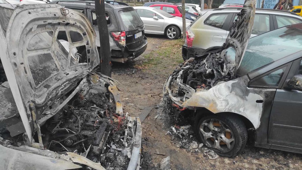 Pogledajte prve slike spaljenih automobila u Beogradu: Oštećeno šest ...