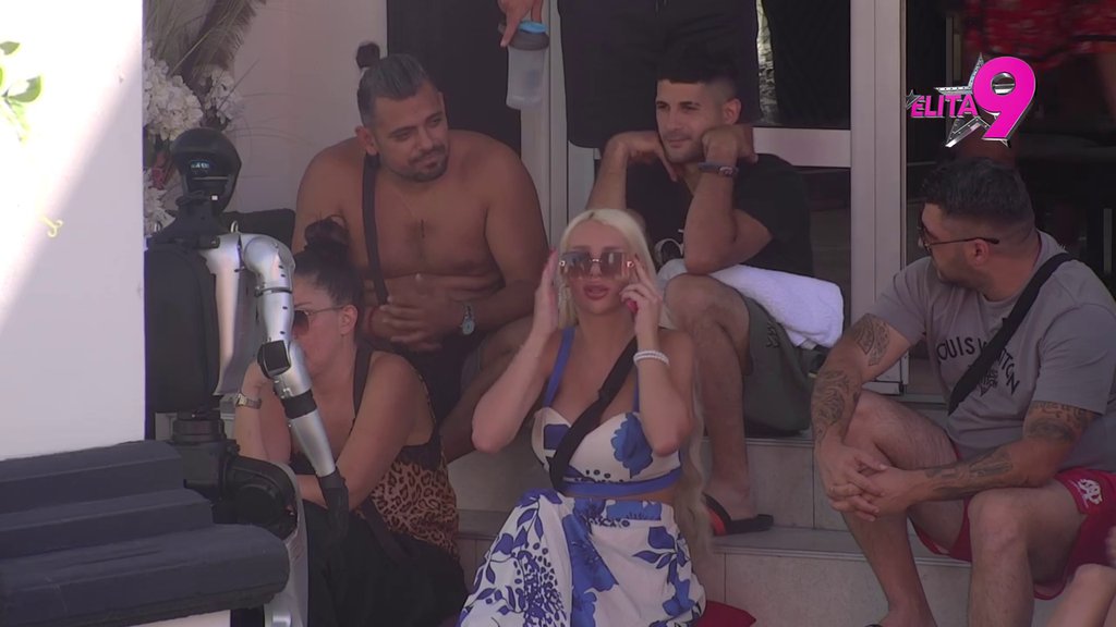 ZBUNILA SE NA POMEN NJEGOVOG IMENA: Vanja više ne može da sakrije simpatije prema Asminu ...