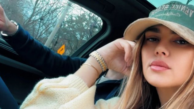 Kija Krije Svog Dečka Kao Zmija Noge Otputovala Daleko S Njim A Sad