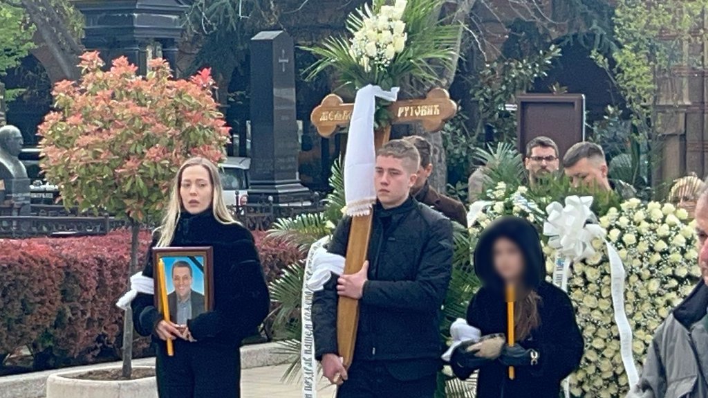 TUŽNA POVORKA KRENULA KA VEČNOJ KUĆI ŽELJKA RUTOVIĆA: Krst nosi njegov sin Viktor, a slike ćerke ...