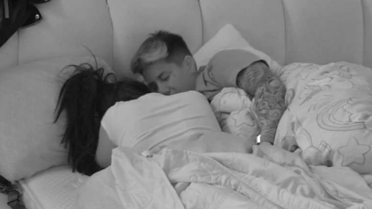 Vrele scene u sitne sate: Matora na korak do osvajanja Dragane, pljušte strastveni poljupci ...