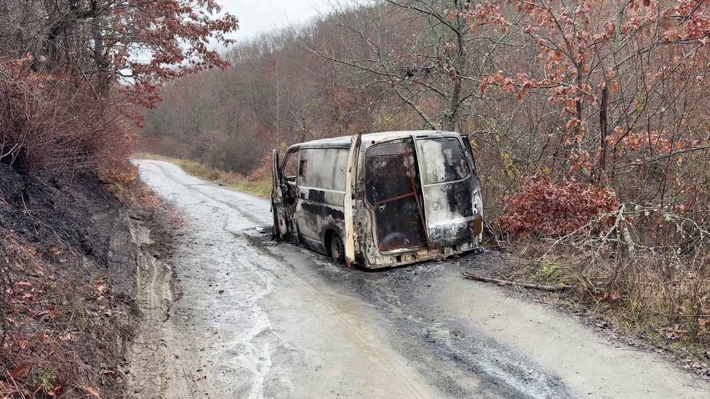 KOMBI SPALJEN NAKON FILMSKE OTMICE! Potraga za pljačkašima i plenom od ...