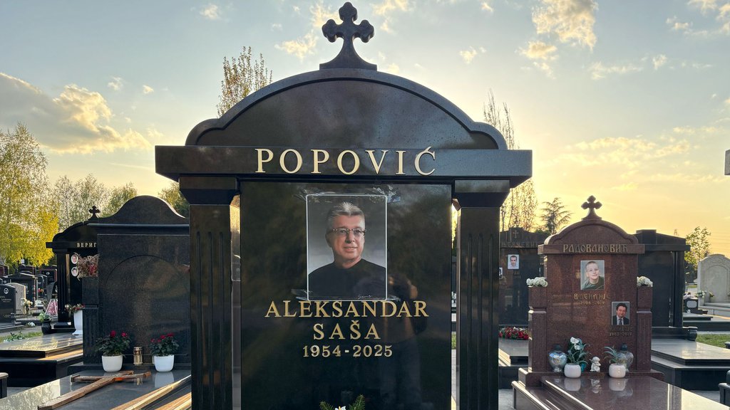 POSTAVLJEN SPOMENIK NA GROBU SAŠE POPOVIĆA: Jedan detalj izazvao posebnu pažnju, a sutra će biti ...