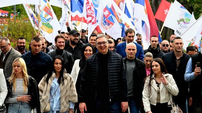 'OVO NIJE SAMO SKUP. OVO JE ZAVET' Vučić sa narodom nosio najveću zastavu naše zemlje u istoriji ...