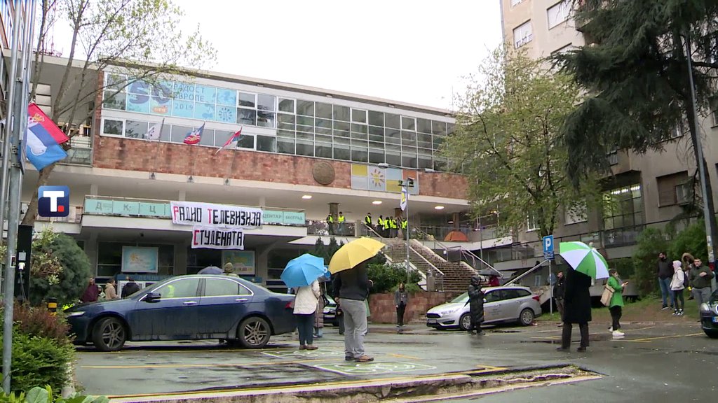 TEROR SE NASTAVLJA! STUDENTI BLOKADERI I DALJE ISPRED RTS: Više od 9 sati blokiraju sve ulaze ...
