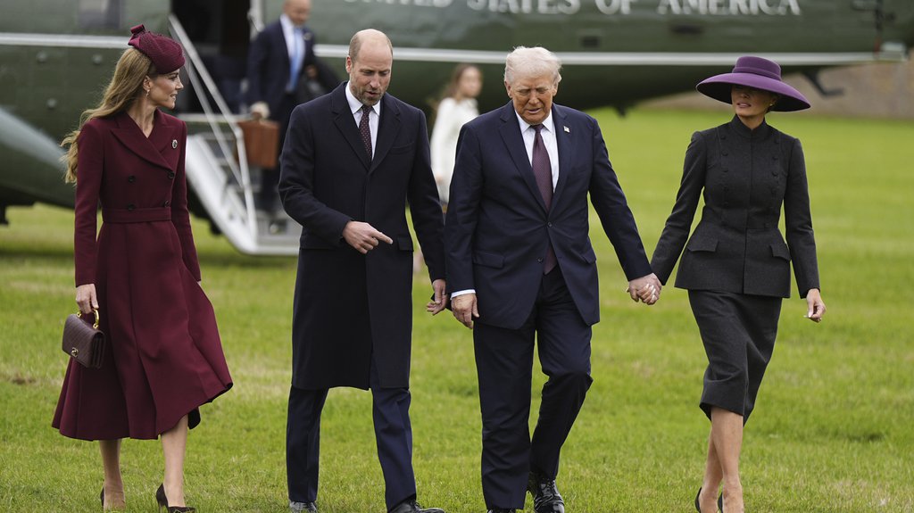 TRAMP I MELANIJA SE DRŽE ZA RUKE, ALI FOKUS JE NA OVOM DETALJU: Evo kako je izgledao susret sa ...