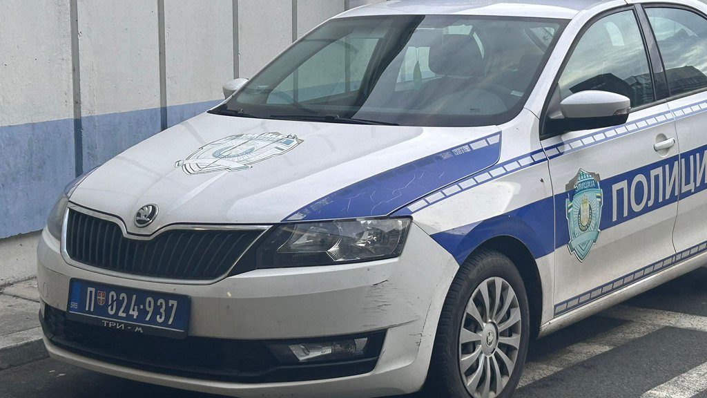 BOKSER UPUCAN U KAFANI, POLICAJAC U STANU Policija na nogama: Traga se za trojicom napadača ...