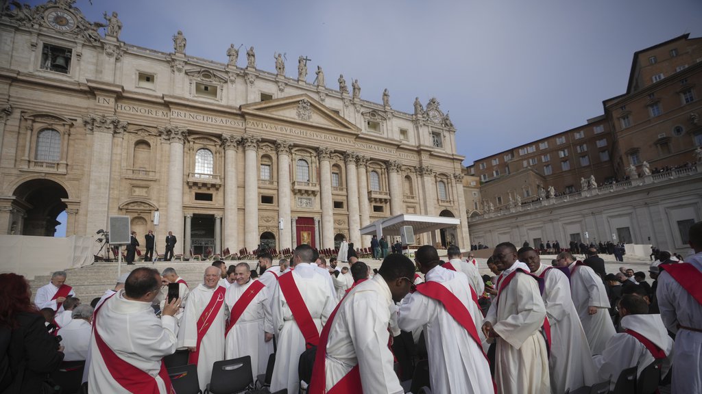 IZBEGNUT SKANDAL NA SAHRANI PAPE FRANJE! Evo gde će sedeti Tramp, a gde Zelenski: Najbolje mesto ...
