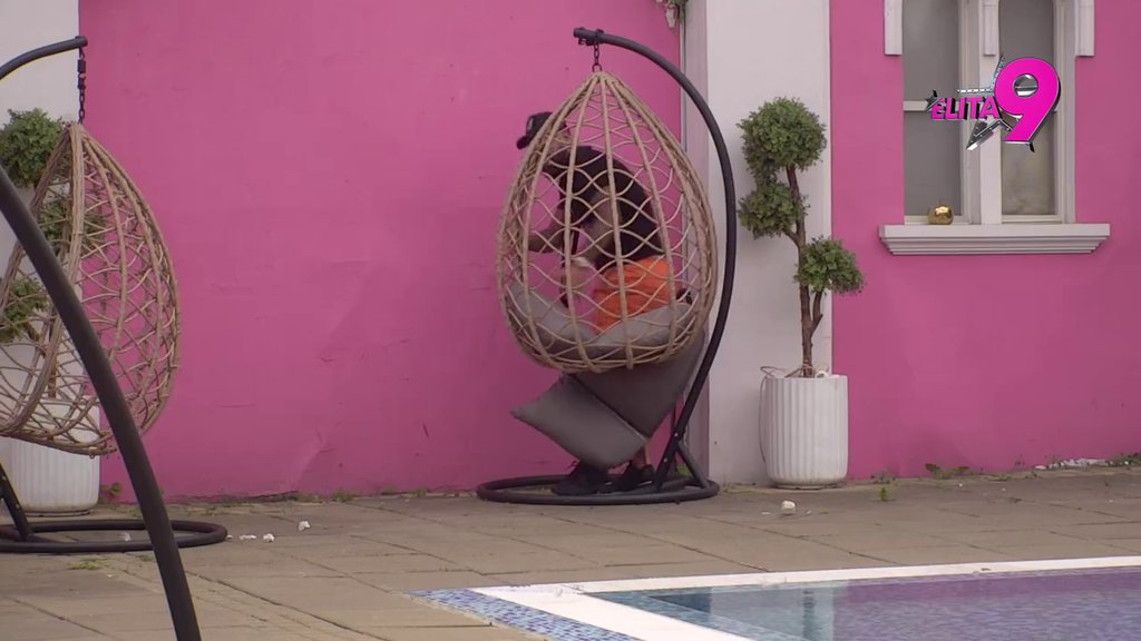 Urnebesan pad Luke Vujovića! Umesto uživanja na ljuljašci završio na podu! (VIDEO) | pink.rs