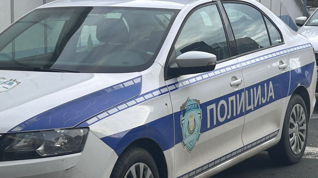 PUCNJAVA KOD SREMSKE MITROVICE: Mladić (26) nasumično pucao po parkiranim automobilima pa ...