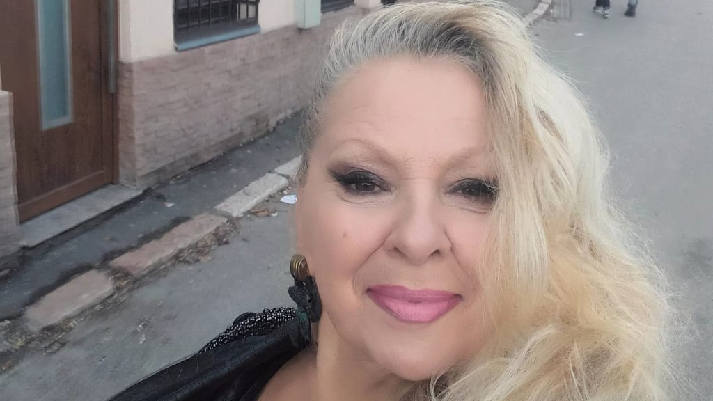 SKANDAL! Isplivale fotografije Grofice kako LEŽI NA STEPENIŠTU: Majka ...