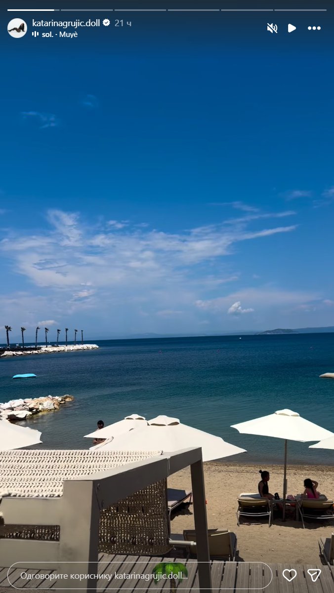 Naša pevačica se skinula u minijaturni bikini: Pokazala savršenu liniju ...