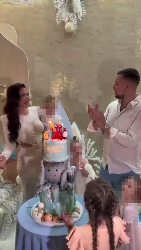 BAJKOVITA TORTA ZA NASLEDNIKA! Uroš Živković sa ženom priredio sinu ...