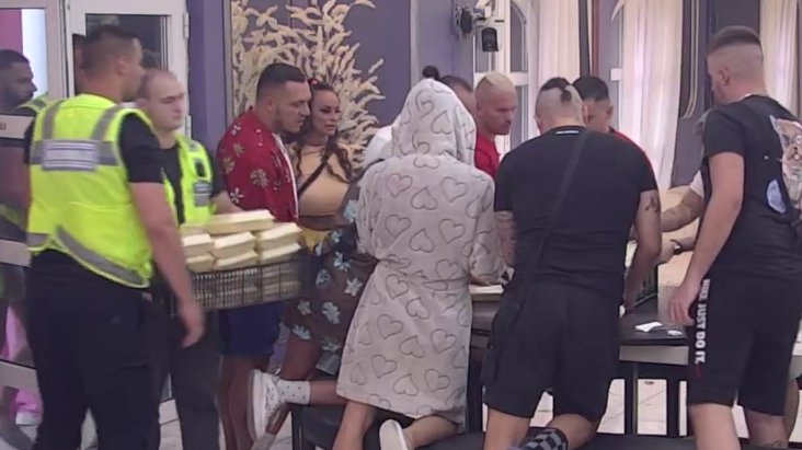 STAMPEDO! Učesnicima stigla nagrada Velikog šefa, oni odmah počeli sa otimanjem (VIDEO) | pink.rs