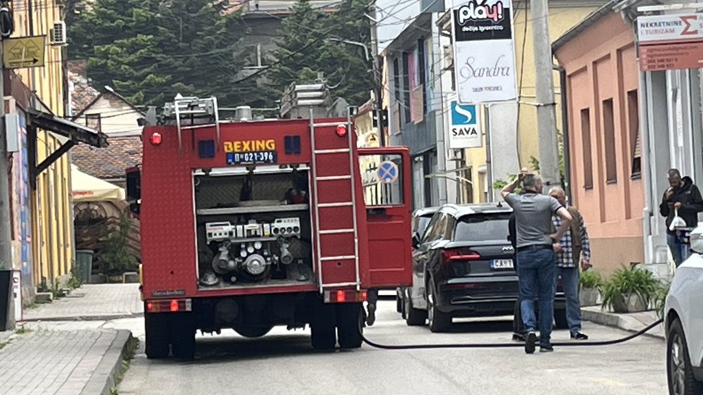 POŽAR U CENTRU ČAČKA: Vatra izbila na stambeno-poslovnom objektu ...