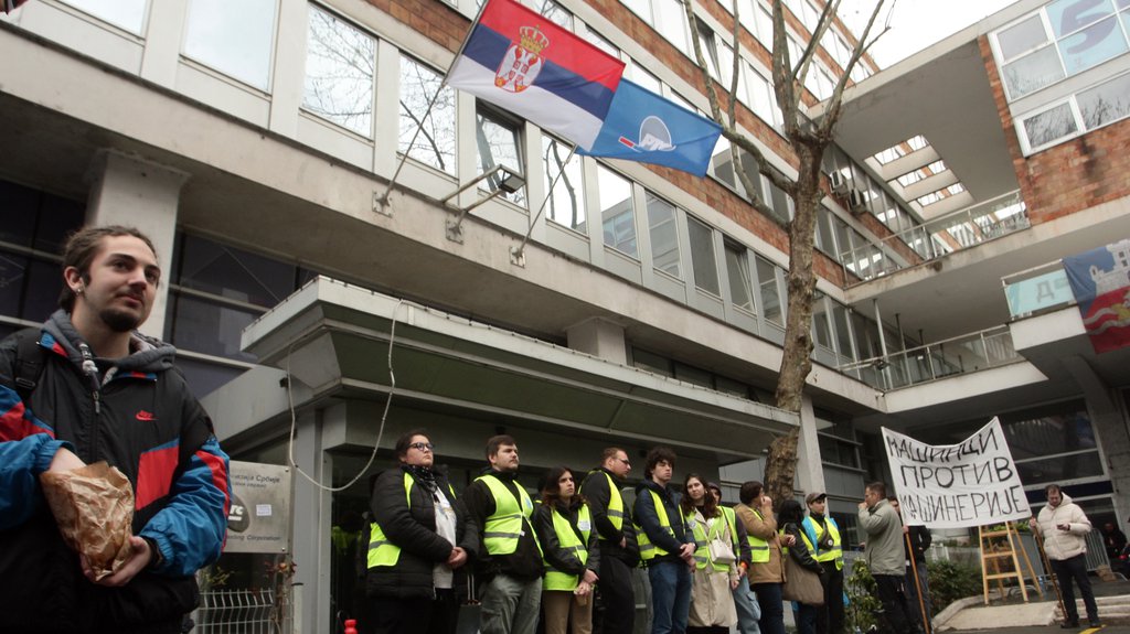 STUDENTI BLOKADERI I DALJE ISPRED RTS: Nasilje traje, nastavljaju sa maltretiranjem građana ...