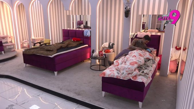 Gutaju se očima! Đukić probudio Aneli i uleteo joj u krevet, pa počeo ...