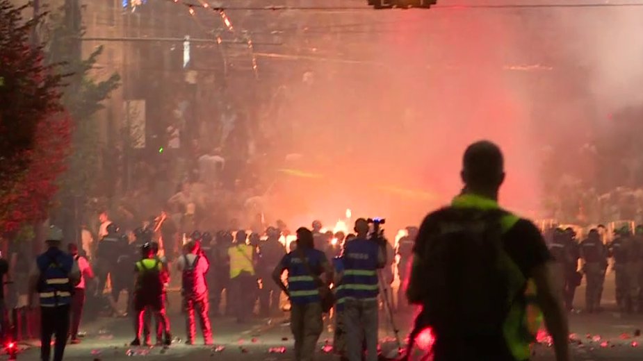 POČEO HAOS: Blokaderi u crnom krenuli sa paljenjem Novog Sada (VIDEO) | pink.rs