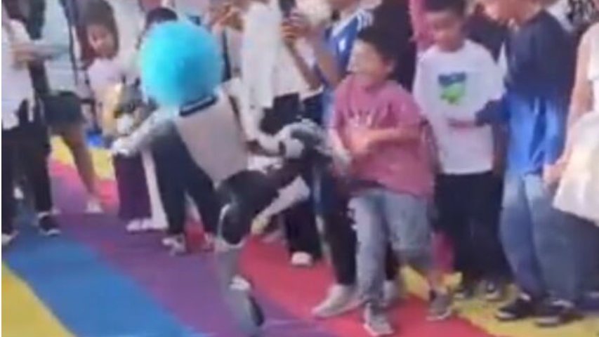 ŠOK U KINI: Humanoidni robot udario dete nogom u stomak! (VIDEO) | pink.rs