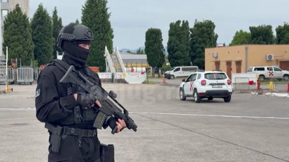 POGLEDAJTE KAKO IZRUČUJU ZVICEROVE SARADNIKE IZ DUBAIJA! Specijalci sa dugim cevima, konvoj ...