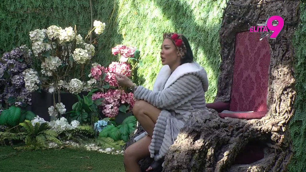 Ne treba mi BETON LIGA na grbači, OKLIZNULA SAM SE! Maja urnisala ...