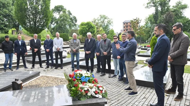 Veliki gest FSS: Paunović i važni ljudi iz sveta fudbala obišli grob ...