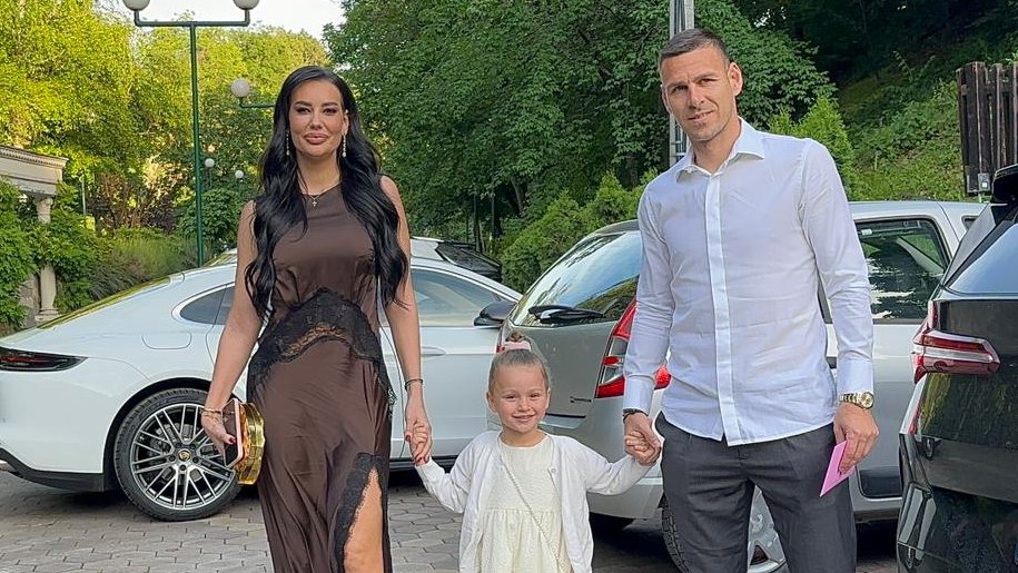 ČIPKA ISPOD GRUDI I OGROMAN ŠLIC! Kaća Grujić sa Gobeljom i ćerkom ...