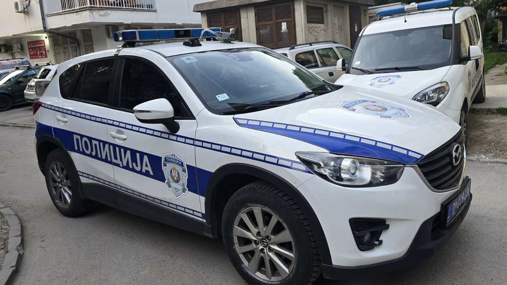 KAMIONOM SE NAMERNO ZALETEO U POLICIJSKE AUTOMOBILE?! Uhapšen vozač iz ...