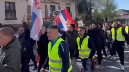 SPEKTAKULARAN DOČEK U STAROJ PAZOVI PESMOM BAJE MALOG KNINDŽE 'PEVAJ ...