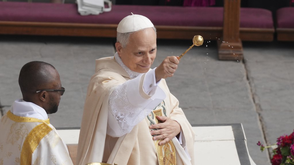OVO JE NOVI PAPAMOBIL: Papa Lav promenio službeno vozilo (FOTO) | pink.rs