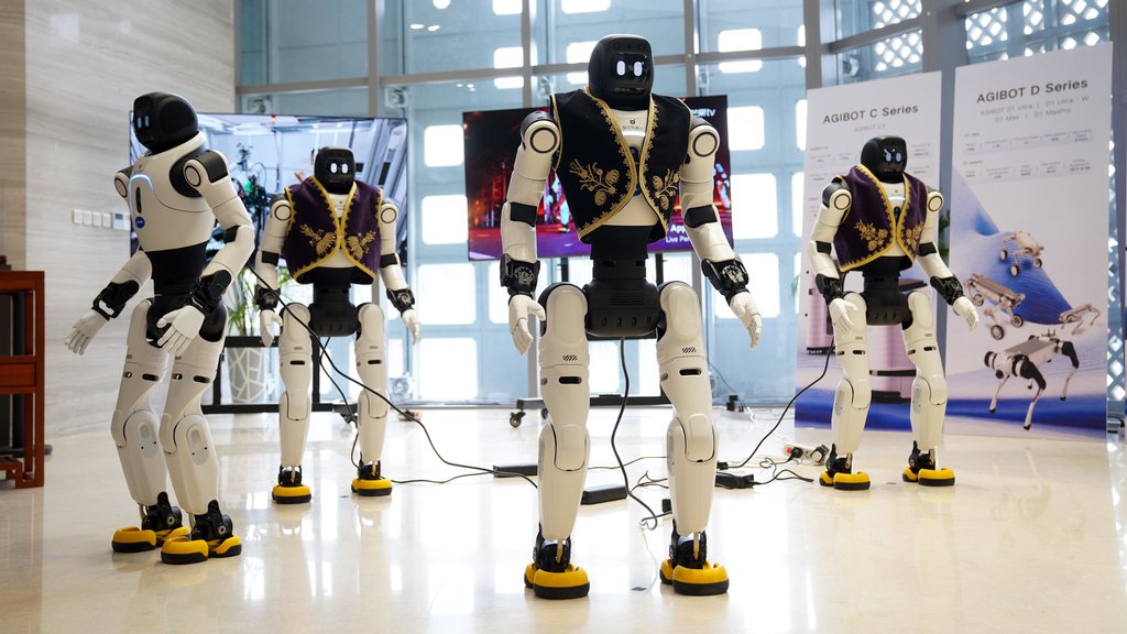 Ovo je robot Luka koji je pozdravio predsednika Vučića: Govori srpski ...
